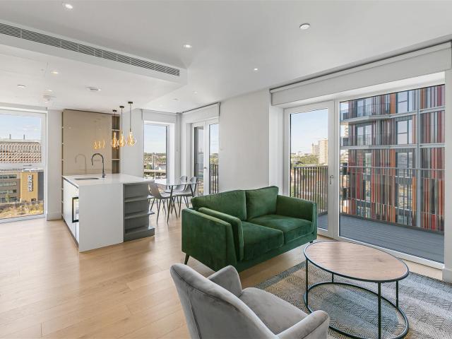 Apartment at Fountain Park Way, Greater London