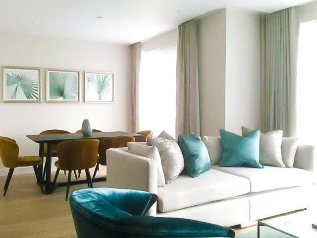 Apartment at Fountain Park Way, Greater London