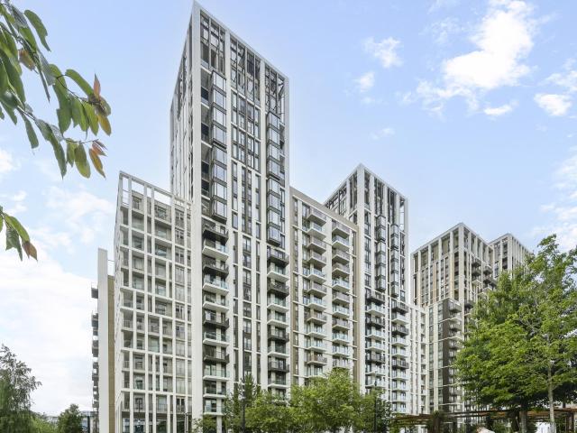 Apartment at Fountain Park Way, Greater London