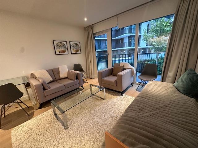 Apartment at Fountain Park Way, Greater London