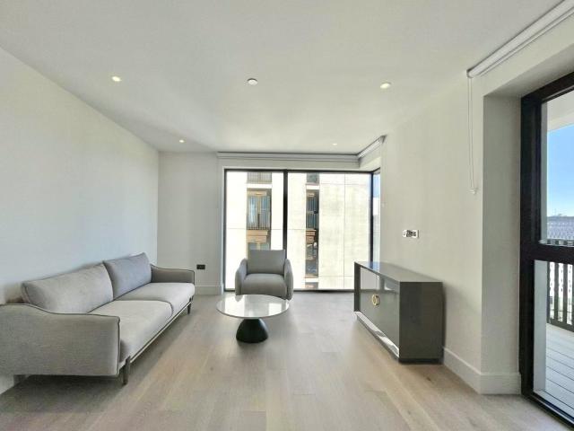 Apartment at Fountain Park Way, Greater London