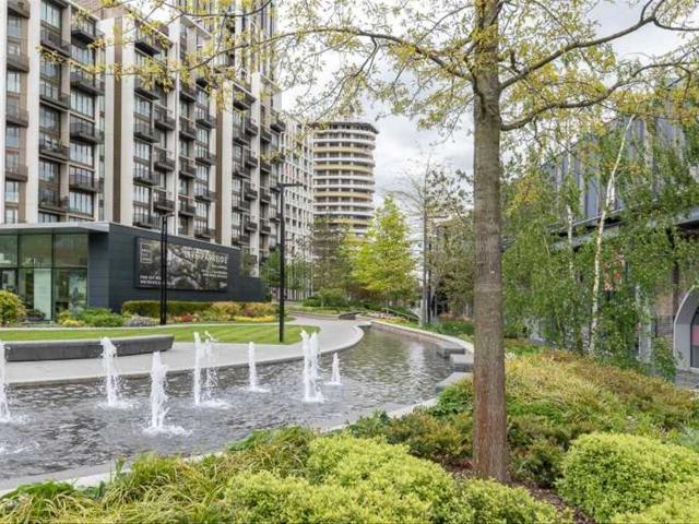 Apartment at Fountain Park Way, Greater London