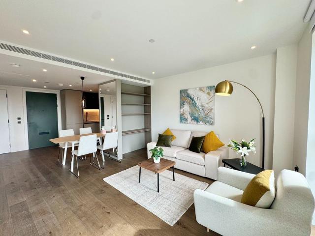 Apartment at Fountain Park Way, Greater London