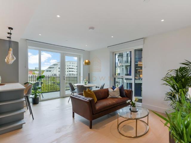 Apartment at Fountain Park Way, Greater London