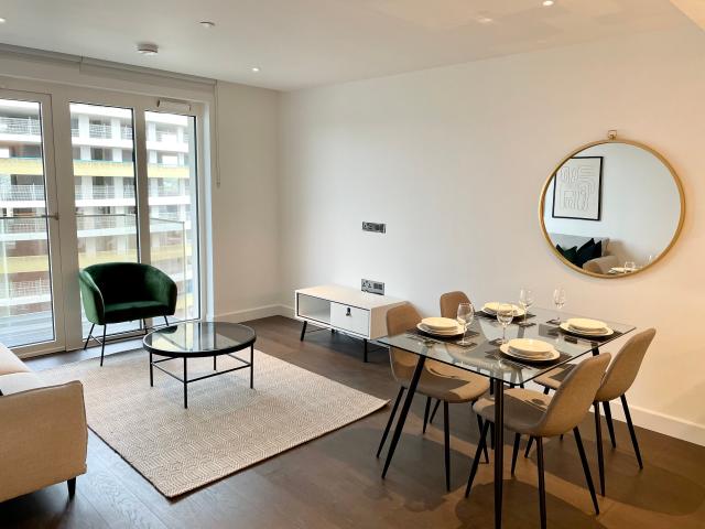 Apartment at Fountain Park Way, Greater London