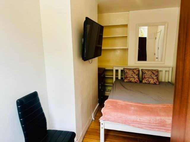 Apartment at Fontley Way, Greater London
