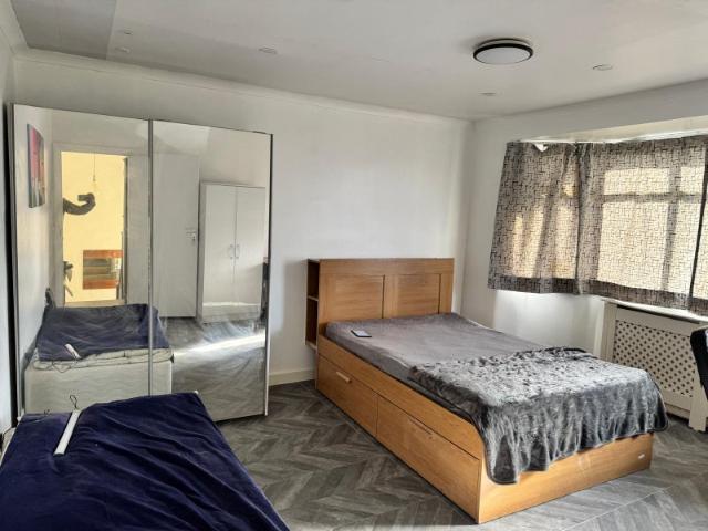 Room at Ford Close, Greater London