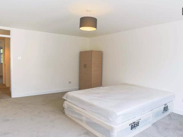 Apartment at Fawcett Close, Greater London