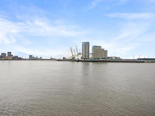 Apartment at Fairmont Avenue, Greater London