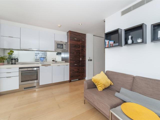 Apartment at Fairmont Avenue, Greater London