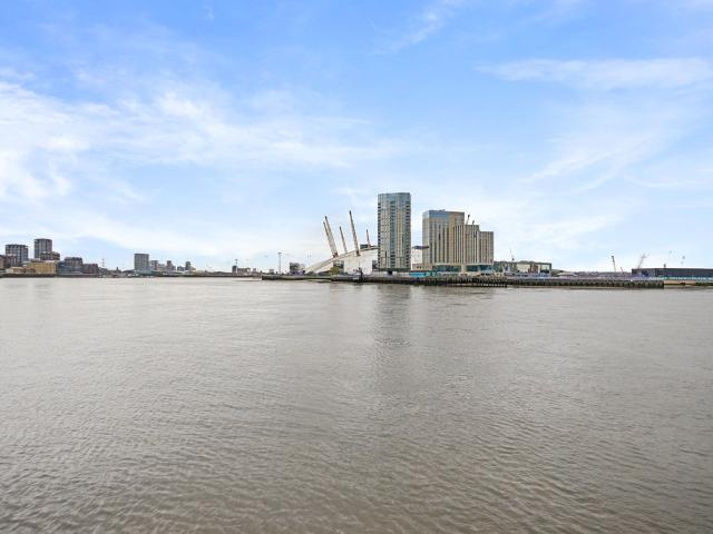 Apartment at Fairmont Avenue, Greater London