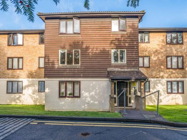 Apartment at Fairbairn Close, Greater London
