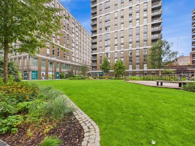 Apartment at Fairfield Avenue, Borough of Spelthorne