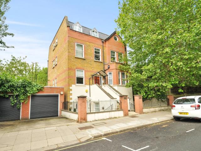 Apartment at Fairhazel Gardens, Greater London