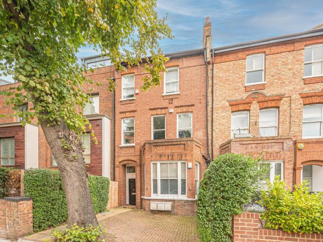 Apartment at Fairhazel Gardens, Greater London