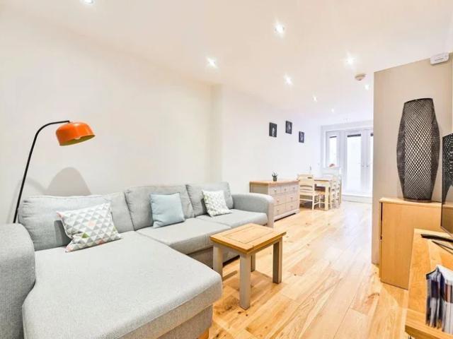 Apartment at Fairlawn Avenue, Greater London