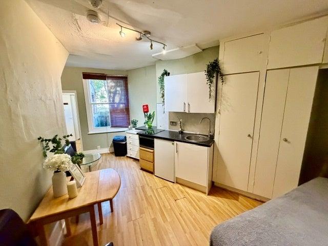 Apartment at Fairlawn Grove, Greater London