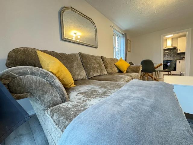 Apartment at Fairway Drive, Greater London