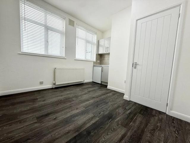 Apartment at Fairway, Greater London