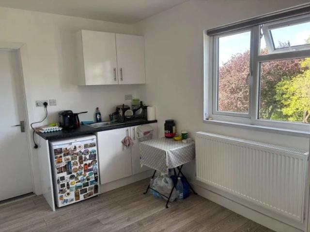 Apartment at Farndale Avenue, Greater London