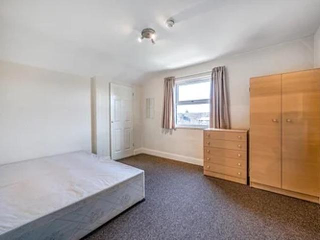 Apartment at Fernwood Avenue, Greater London