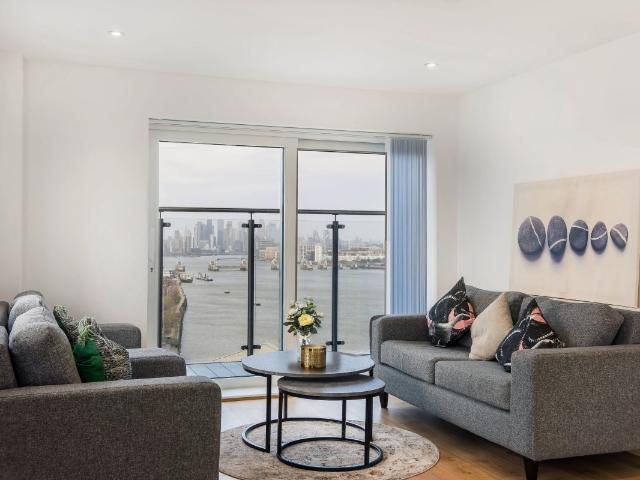 Apartment at Ferry Approach, Greater London