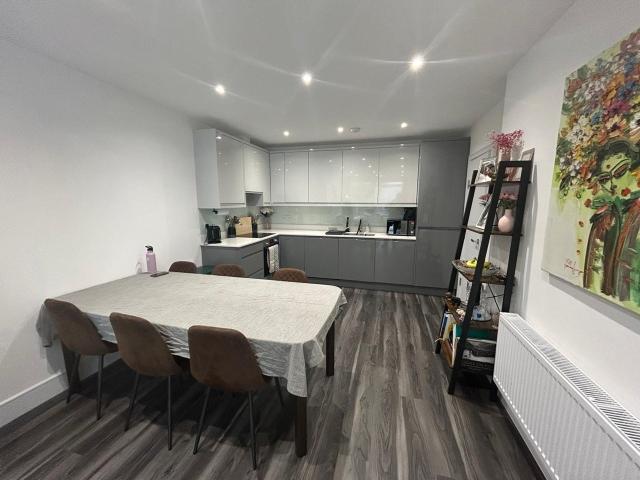 Apartment at Finchley Lane, Greater London