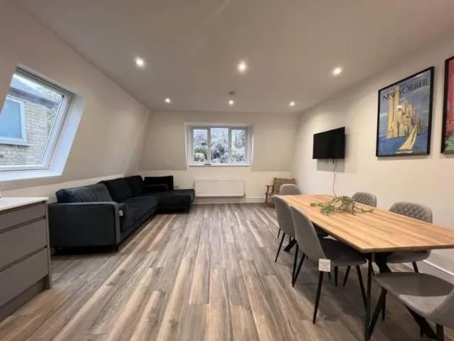 Apartment at Finchley Lane, Greater London