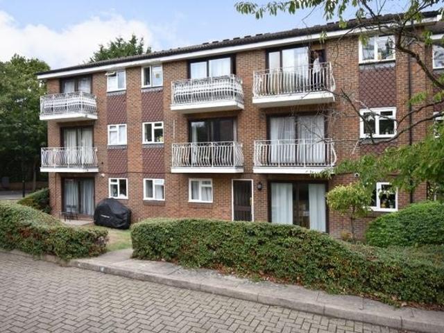 Apartment at Fleetwood Close, Greater London