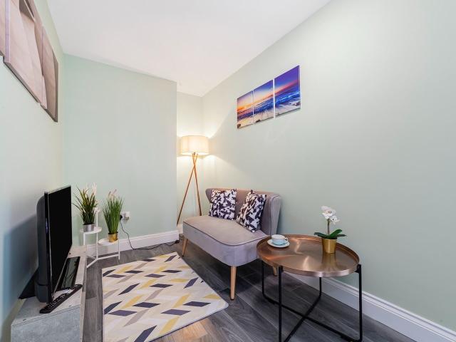 Apartment at Framlingham Crescent, Greater London