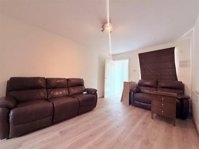 Apartment at Frampton Road, Greater London