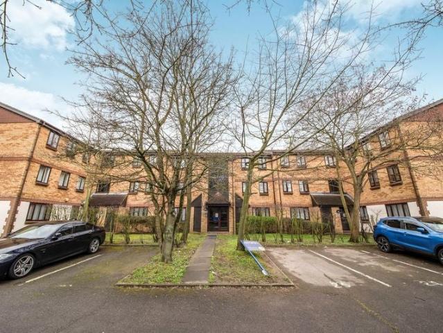 Apartment at Frankswood Avenue, Greater London