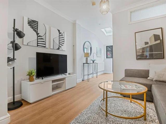 Apartment at Frithville Gardens, Greater London