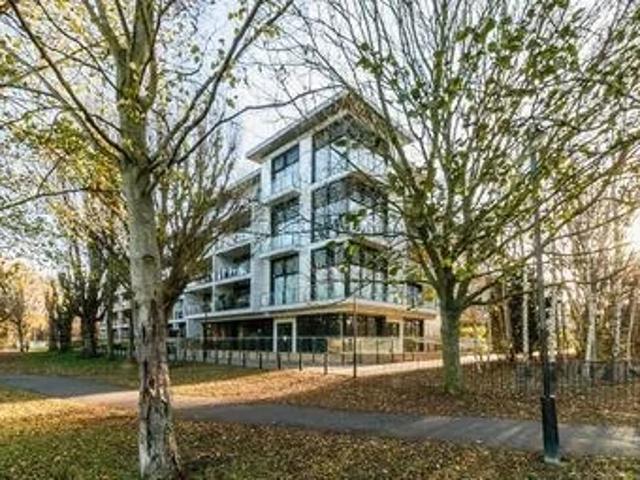 Apartment at Knaresborough Drive, Greater London