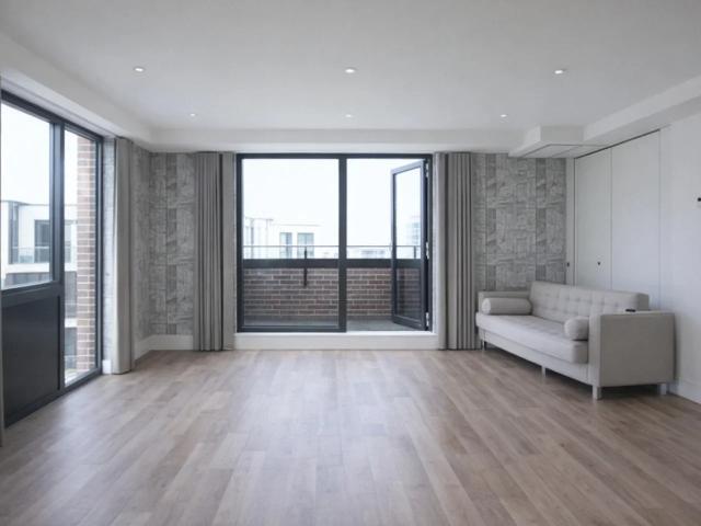 Apartment at Knaresborough Drive, Greater London