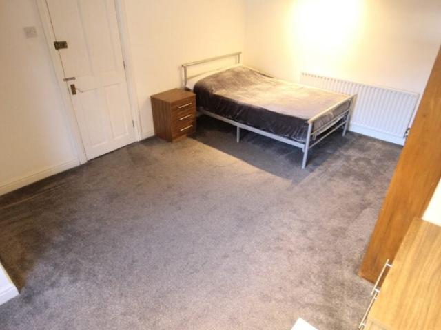 Apartment at Knowle Avenue, Leeds