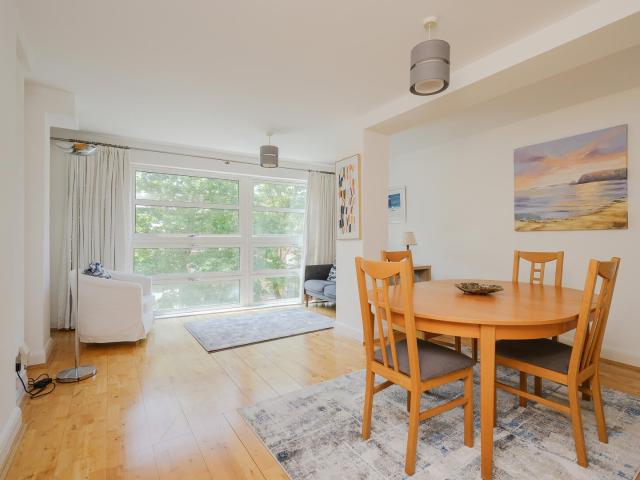 Apartment at Kew Bridge Court, Greater London