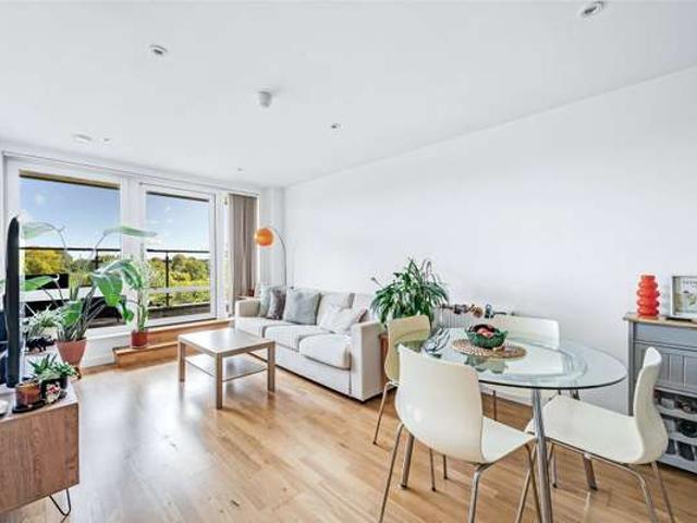 Apartment at Kew Bridge Road, Greater London