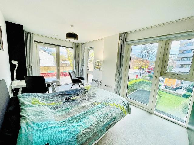 Apartment at Kew Bridge Road, Greater London