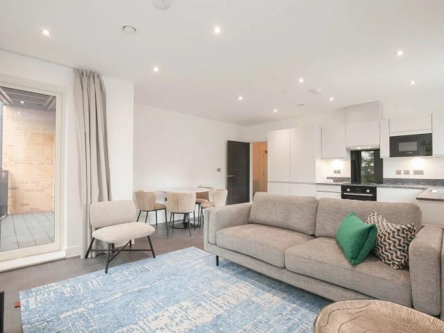 Apartment at Kew Bridge Road, Greater London