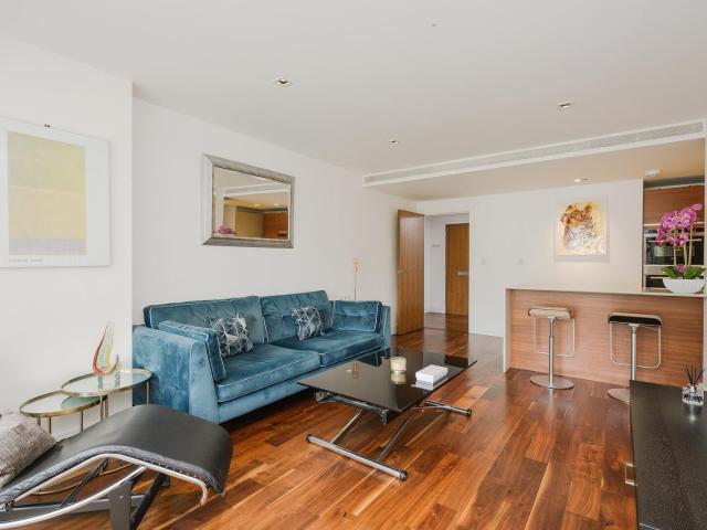 Apartment at Kew Bridge Road, Greater London