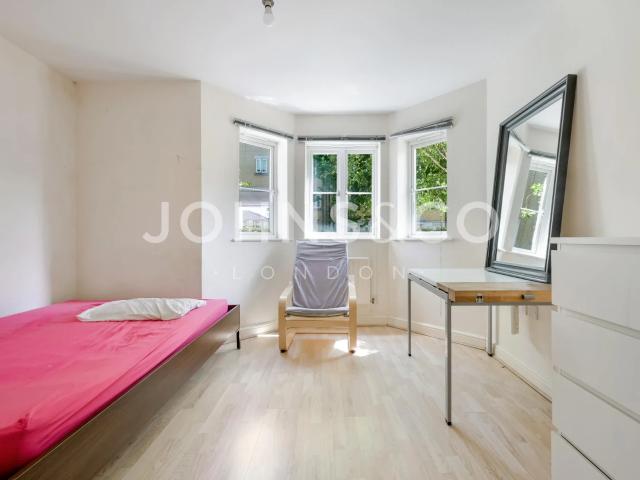 Apartment at Kelly Avenue, Greater London