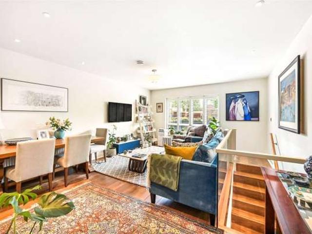 Apartment at Kelvedon Road, Greater London