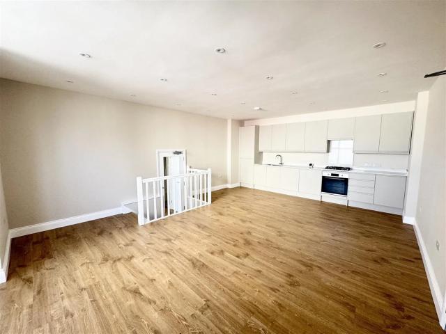 Apartment at Kelvin Avenue, Greater London
