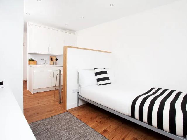 Room at Kelvinhaugh Street, Glasgow