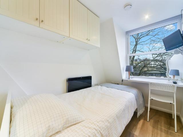 Apartment at Kempsford Gardens, Greater London