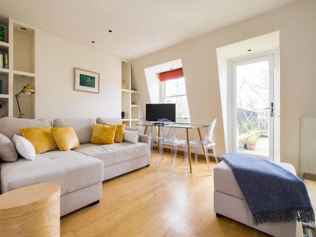 Apartment at Kempsford Gardens, Greater London