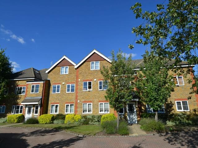 Apartment at Kempton Avenue, Borough of Spelthorne