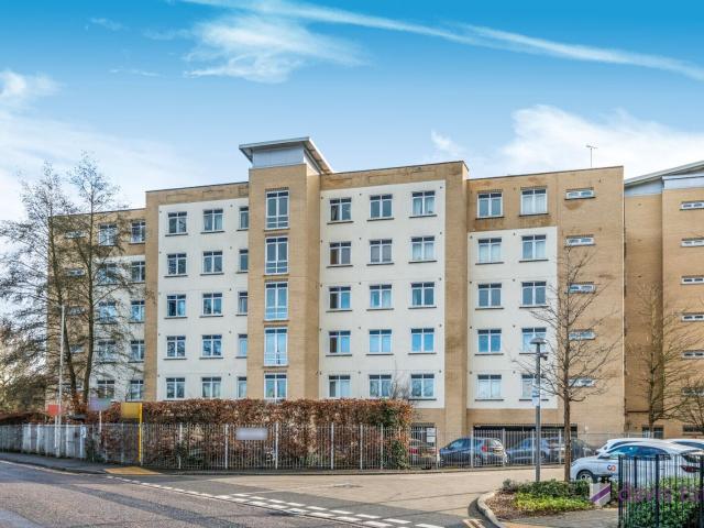 Apartment at Kenavon Drive, Reading