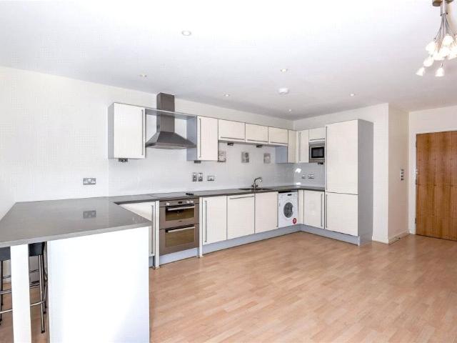 Apartment at Kenavon Drive, Reading